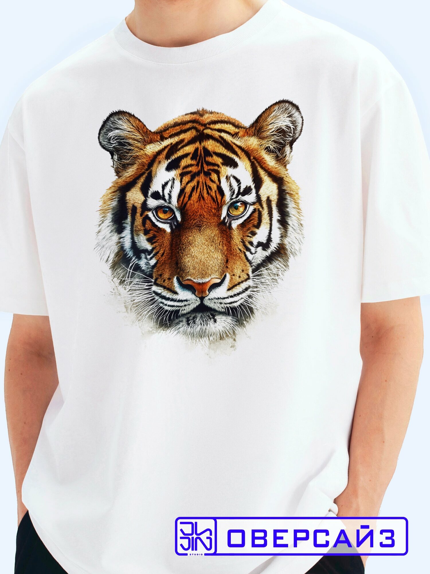 Футболка оверсайз мужская с принтом Агрессивный, крутой тигр в черно-белом стиле на графитовой темно-серой основе, белый хлопковый трикотаж с прикольным рисунком на груди