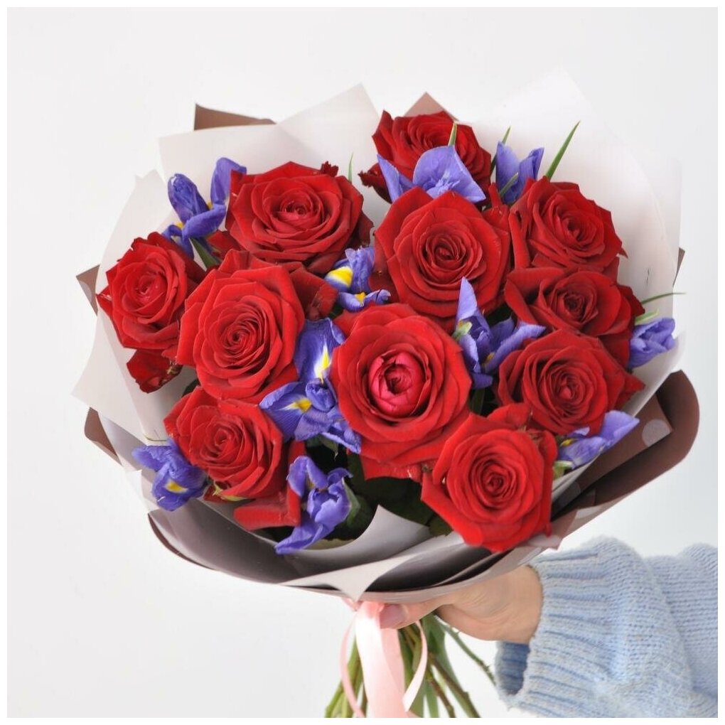 Букет "Вишнёвый Джем", сборный, 21 цветок, ирисы, розы, высота 52 см