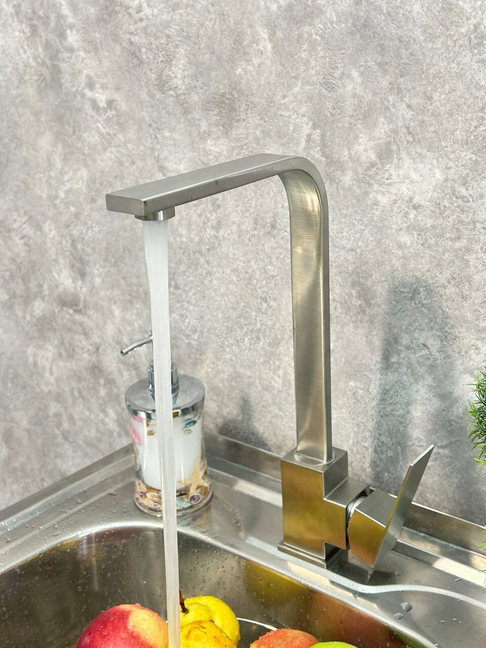 Смеситель ля кухни из нержавеющей стали с поворотным изливом V15021 от бренда Vieir