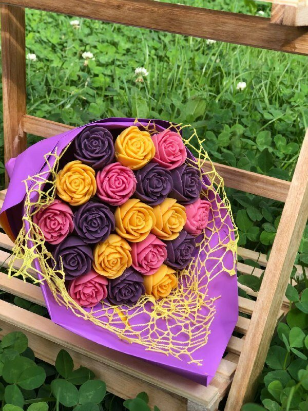 Букет из фиолетовых, желтых и розовых шоколадных роз "Закатное Сияние", 20 см