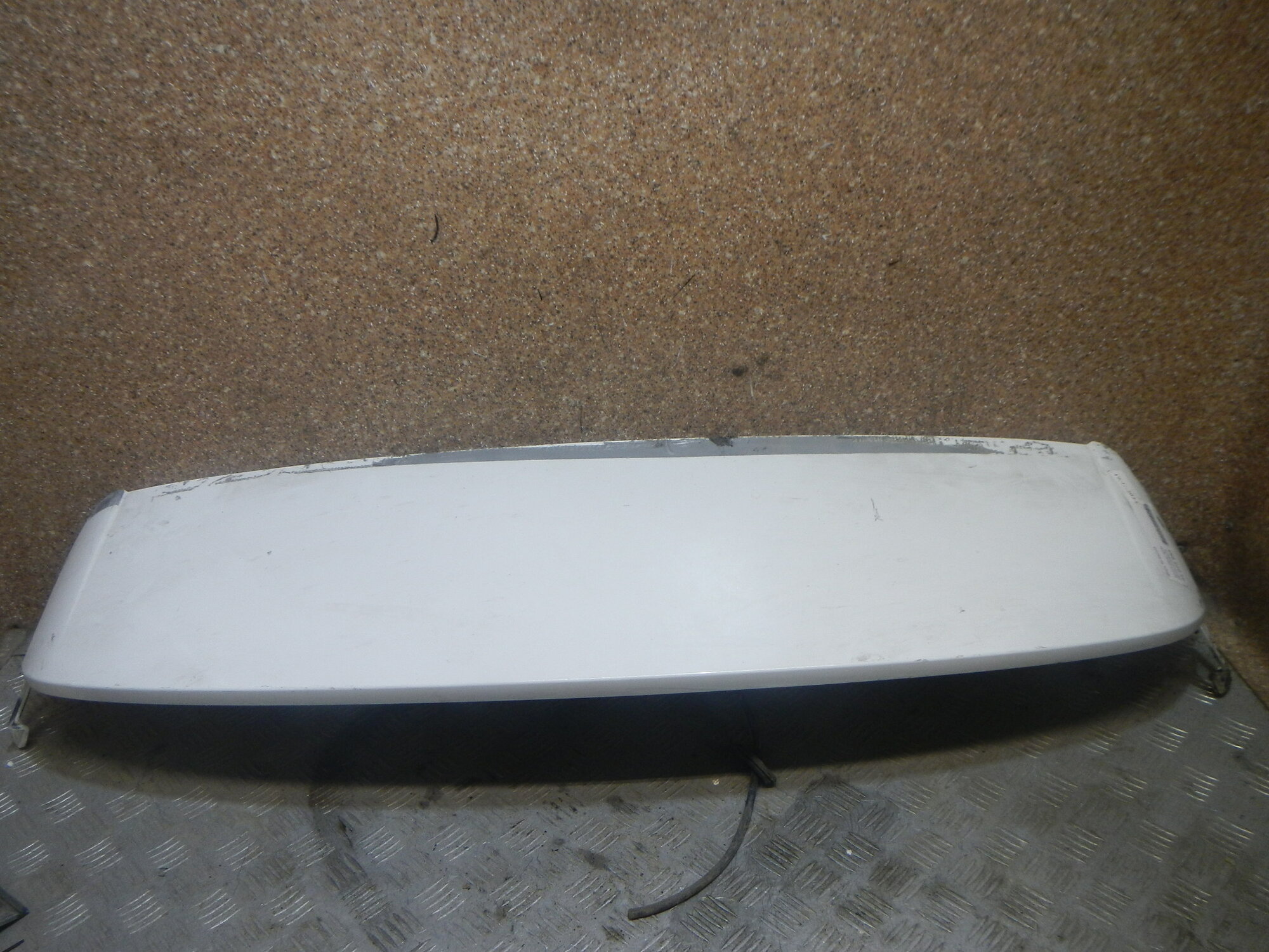 Б/У Спойлер (дефлектор) багажника, Renault (Рено)-KAPTUR (16-) RENAULT KAPTUR (16-) Царапины. 551053 RENAULT арт. 960302...