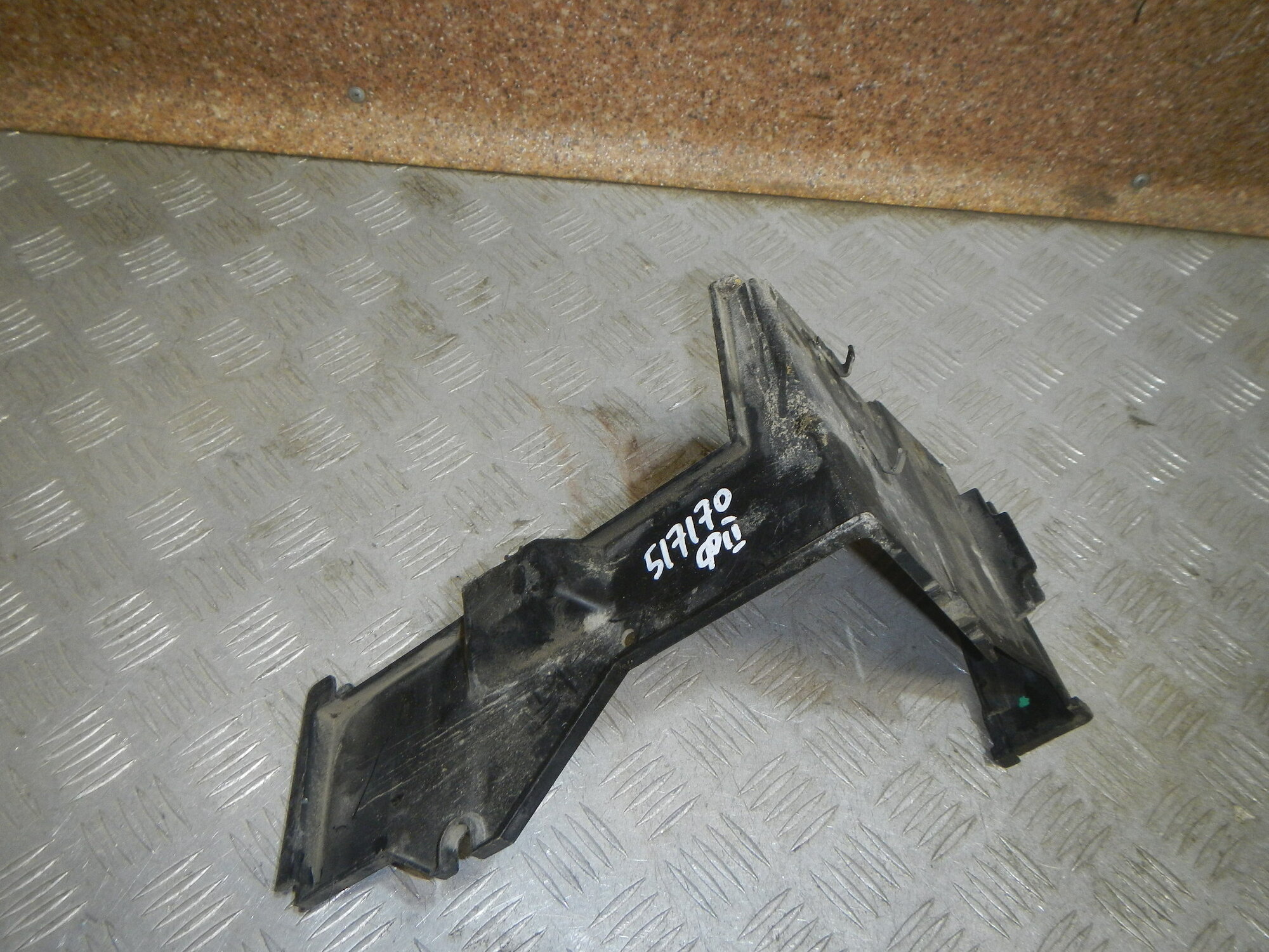 Б/У Крепление АКБ (корпус/подставка), Ford (Форд)-FOCUS 2 (05-08) FORD FOCUS 2 (05-08) средняя часть Задиры. 517170 FORD ...