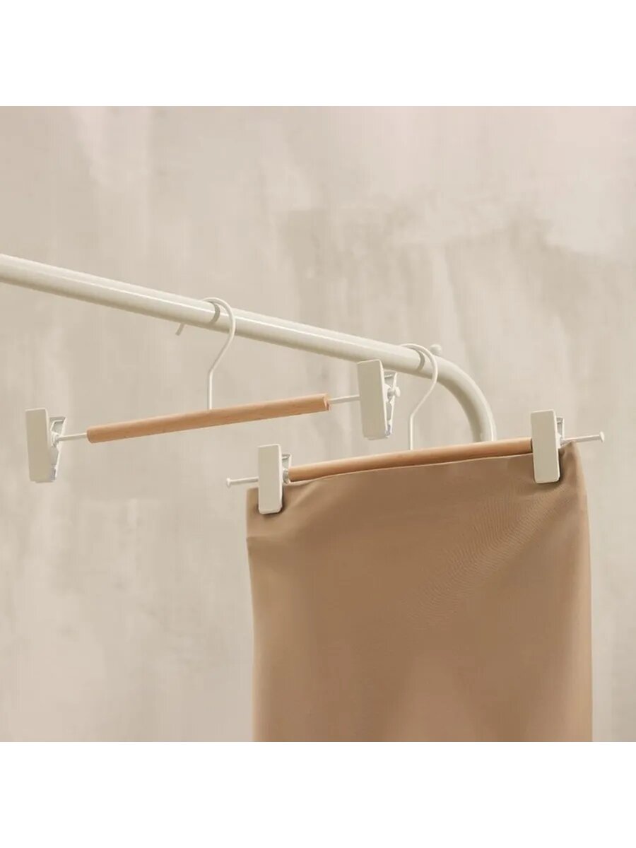 Практичная вешалка для одежды с зажимами