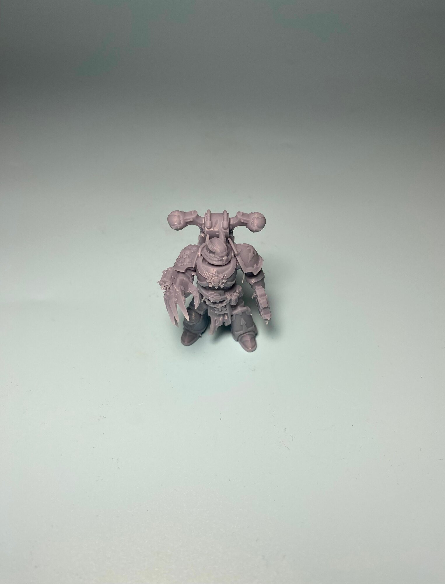 Миниатюра Warhammer Chaos, Пехотинец Хаоса V1, 4.5 см