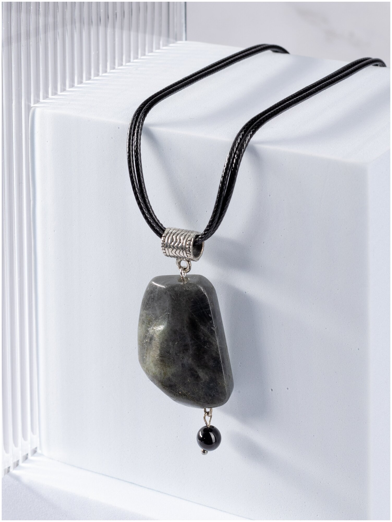 Колье, лабрадорит