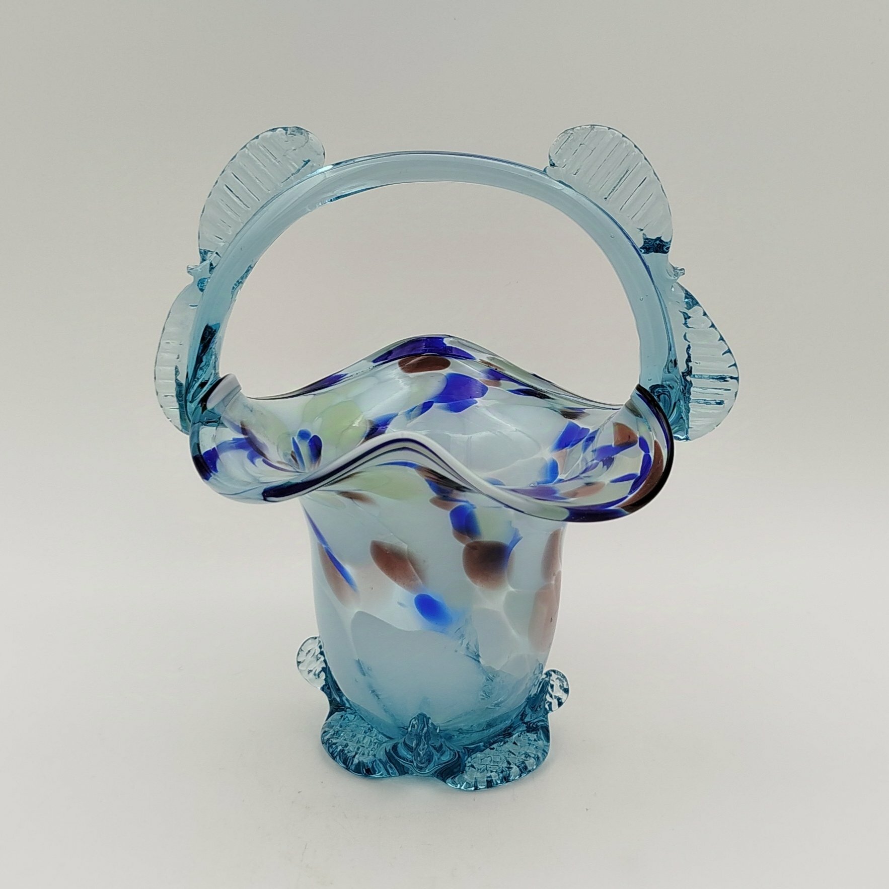 Вазочка-конфетница бирюзового оттенка в форме корзинки с фигурными элементами и цветными вкраплениями