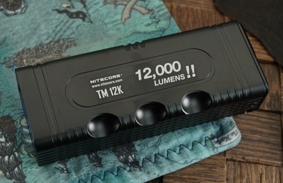 Мощный поисковый фонарь Nitecore TM12K