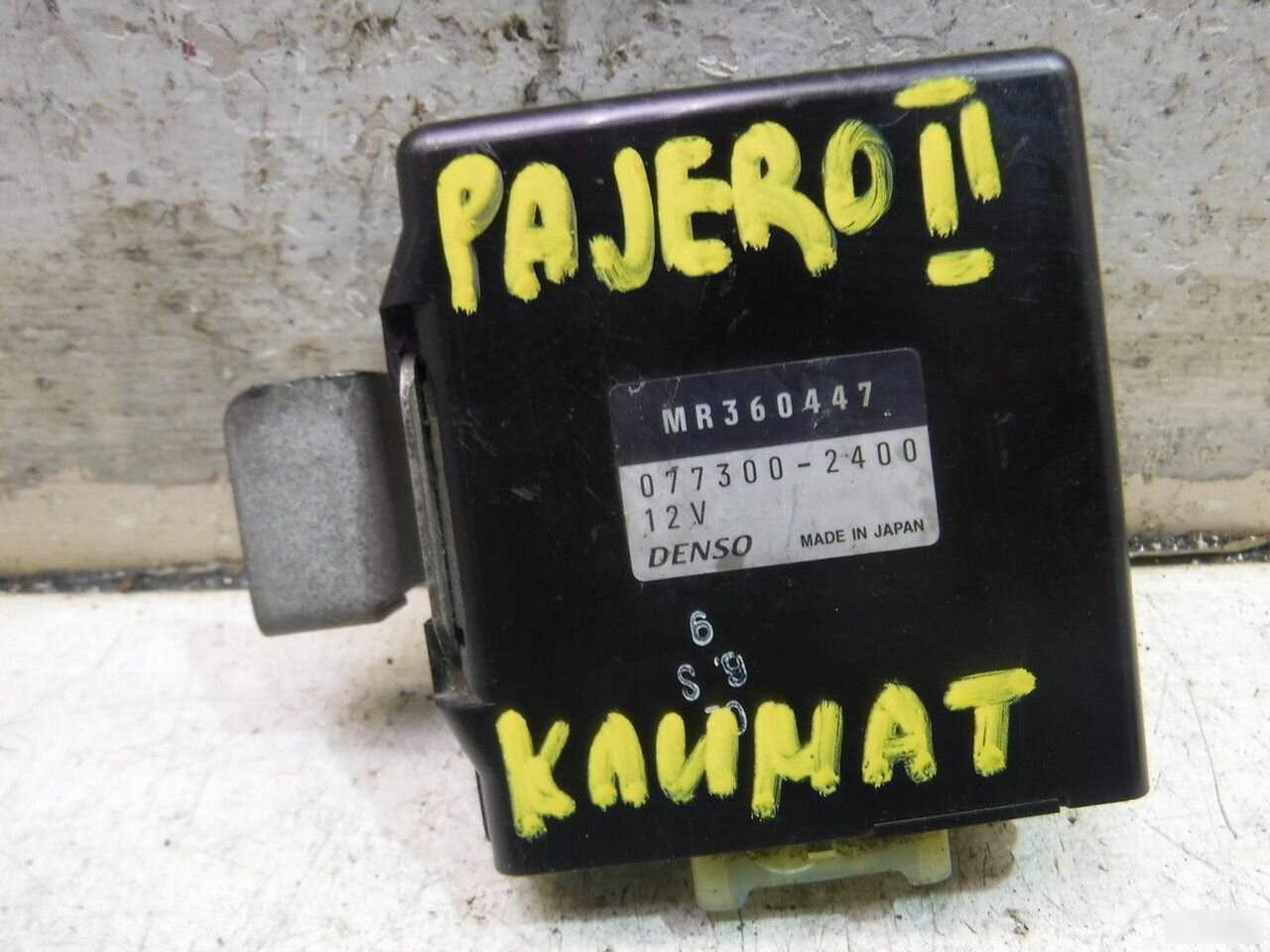 Блок управления климатической установкой Mitsubishi Pajero II (1991—1997) MR360447 0773002400