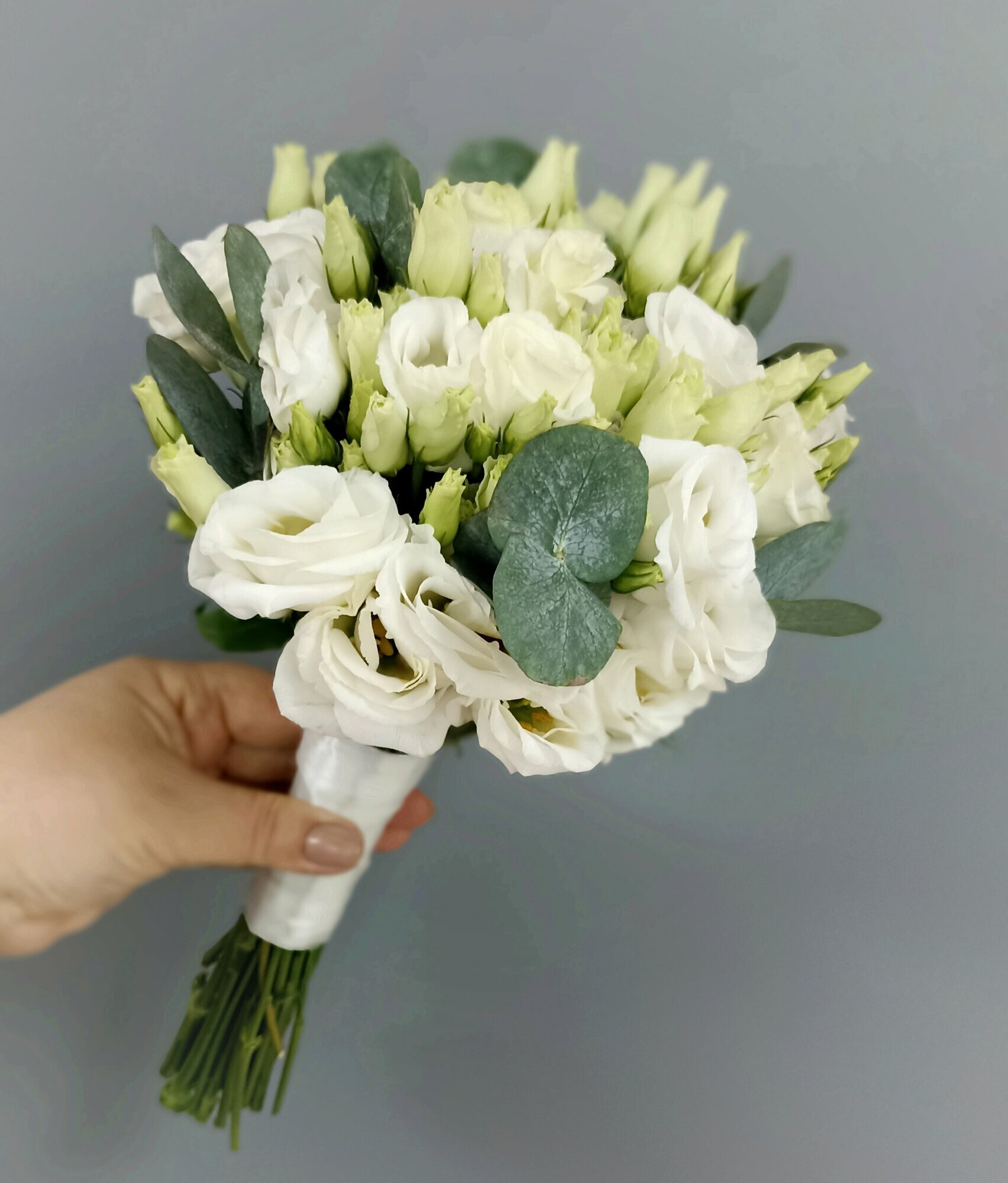 Живые цветы Свадебный букет из эустомы и эвкалипта + бутоньерка в подарок от KATTY GARDEN