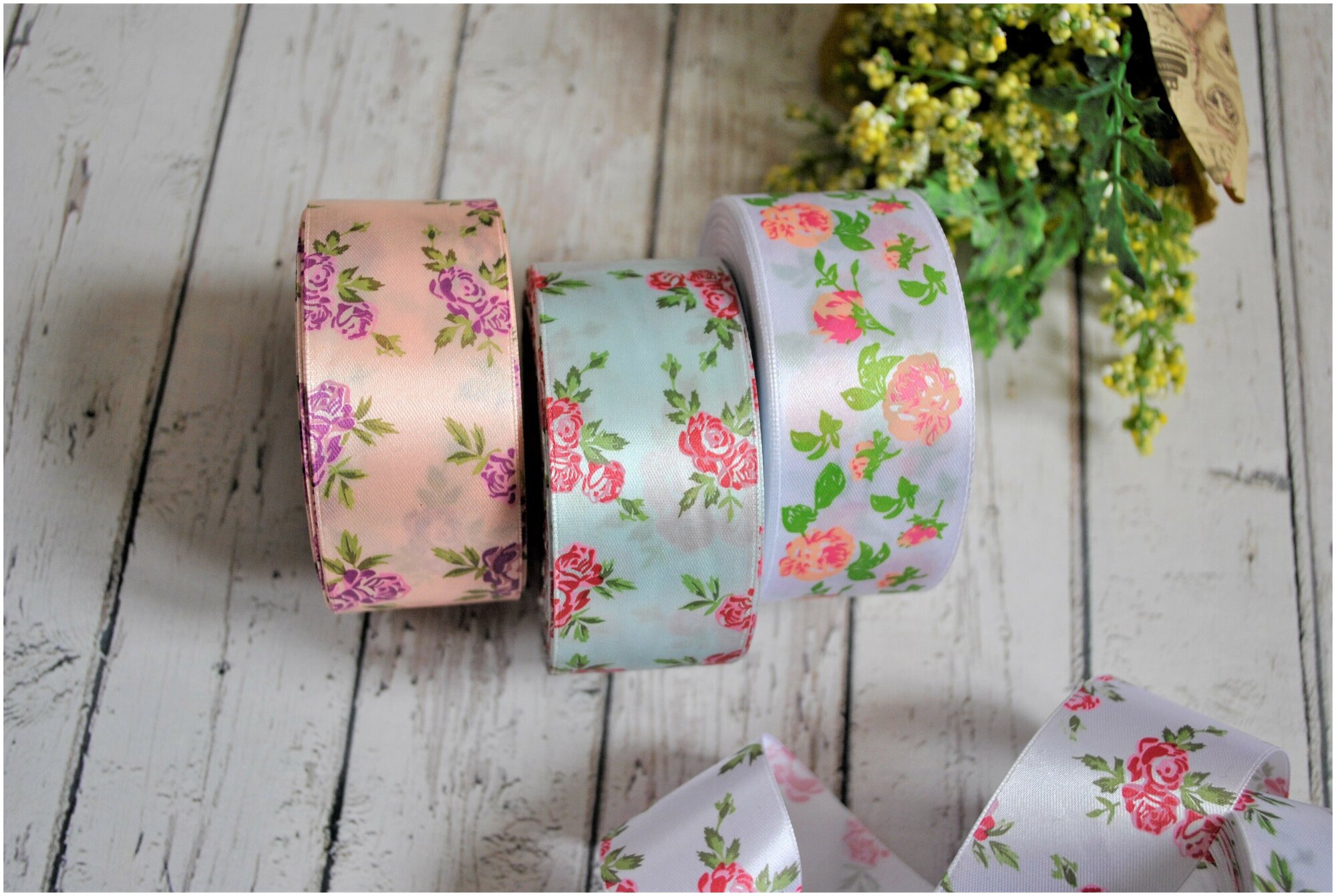 Набор начатых рулонов атласных лент шириной 4 см. с цветочным принтом в стиле "Шебби-Шик"- 3 шт.