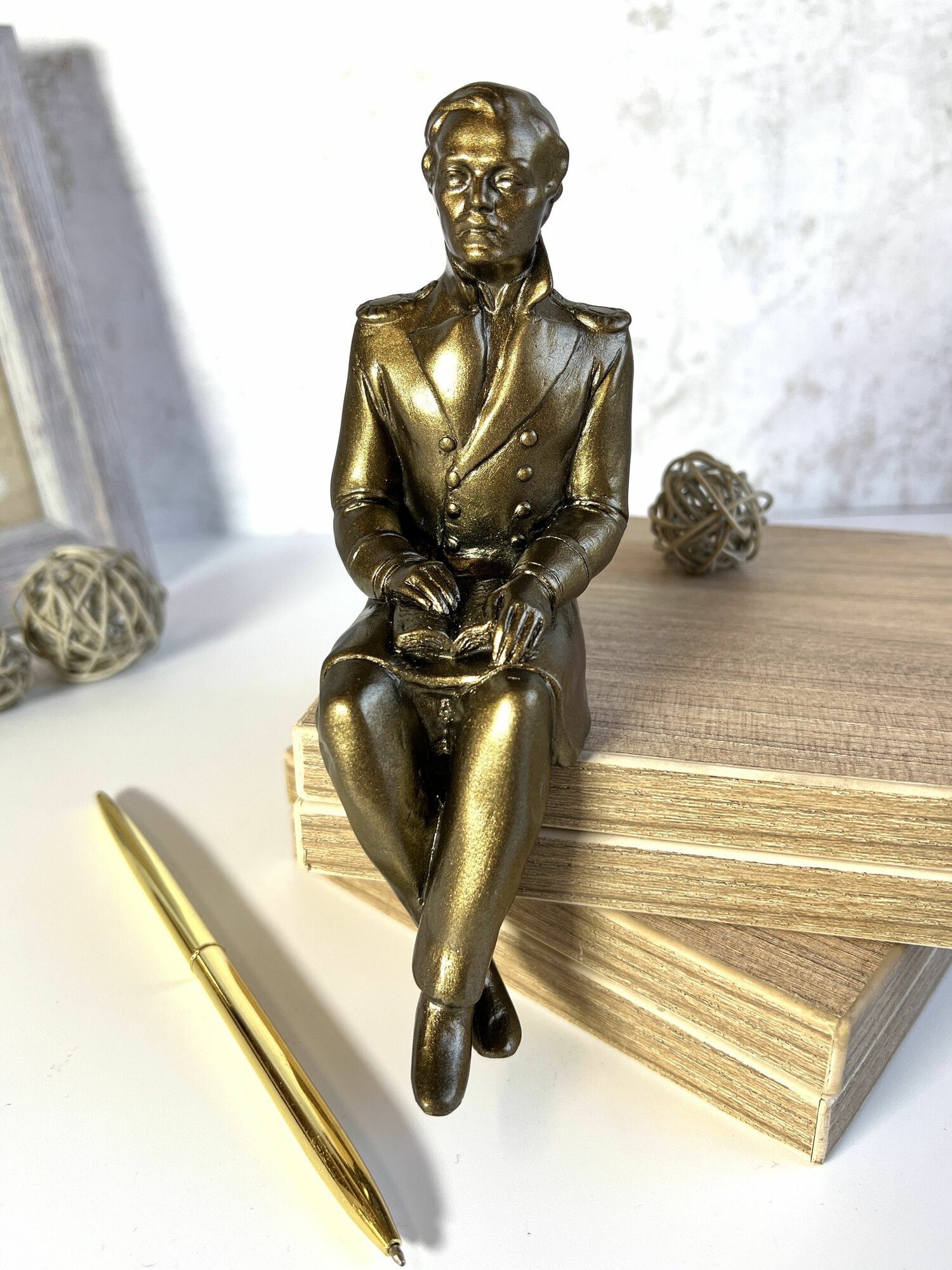 Статуэтка М. Ю. Лермонтов на книжную полку. Высота 16см. Мраморная крошка.