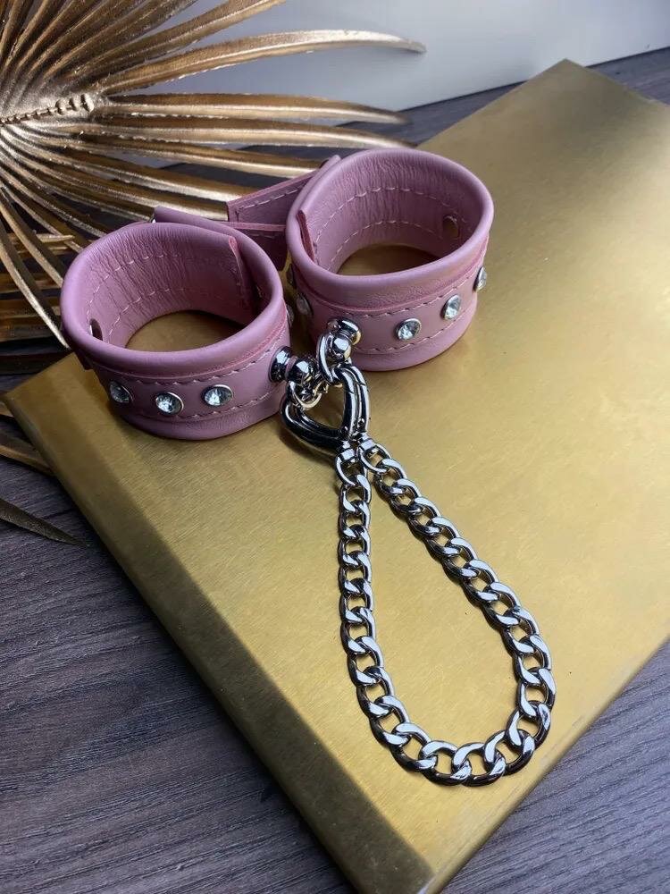 Наручники пунш (розовая кожа, стразы и поводок 2 сердечка) INDIGO Наручники пунш (розовая кожа, стразы и поводок 2 сердечка)