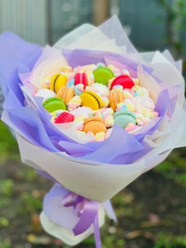 Сладкий букет из зефира и макарун