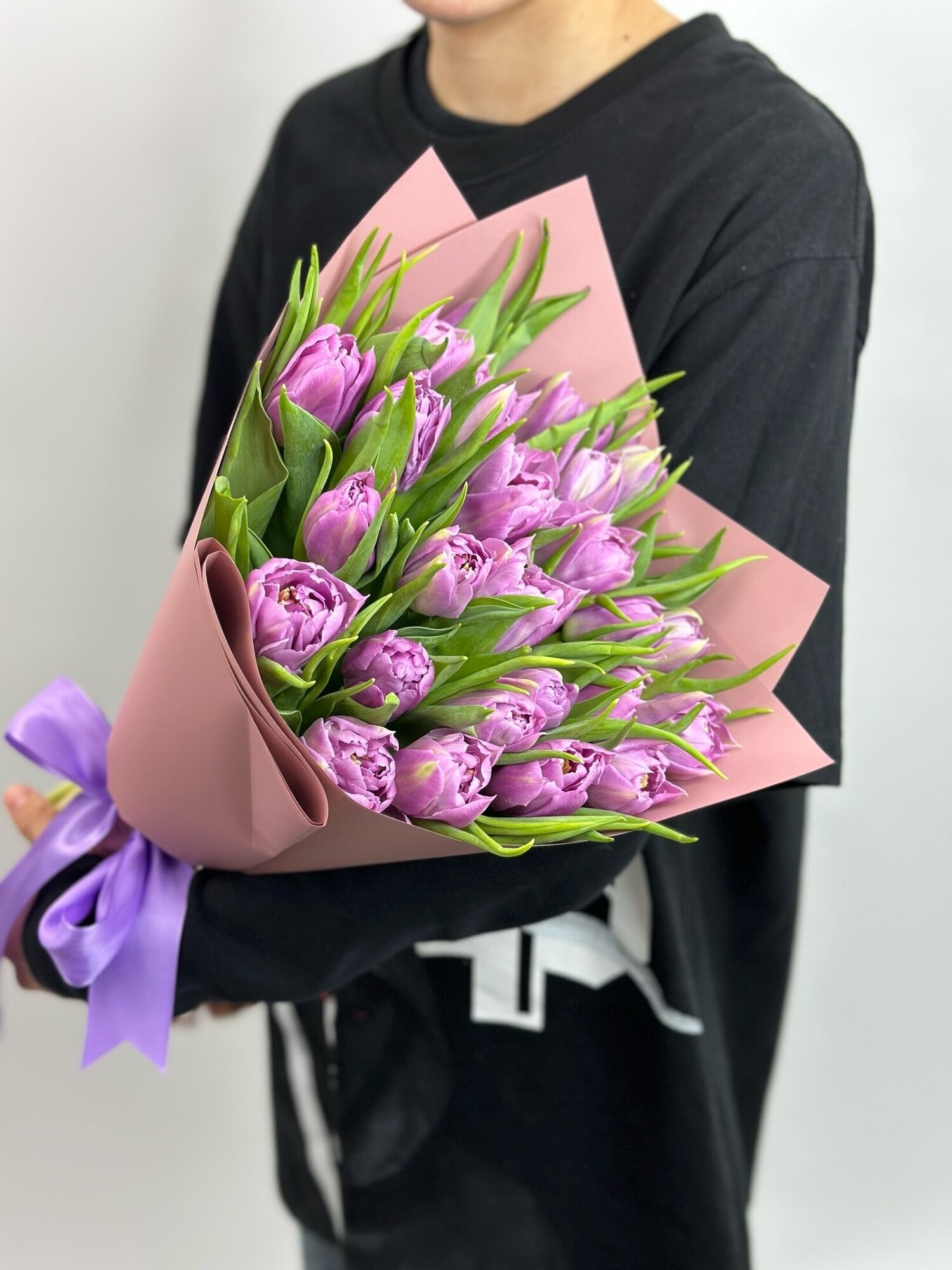 Букет из тюльпанов (25 шт) - фиолетовые, пионовидные, голландские тюльпаны с доставкой ко времени