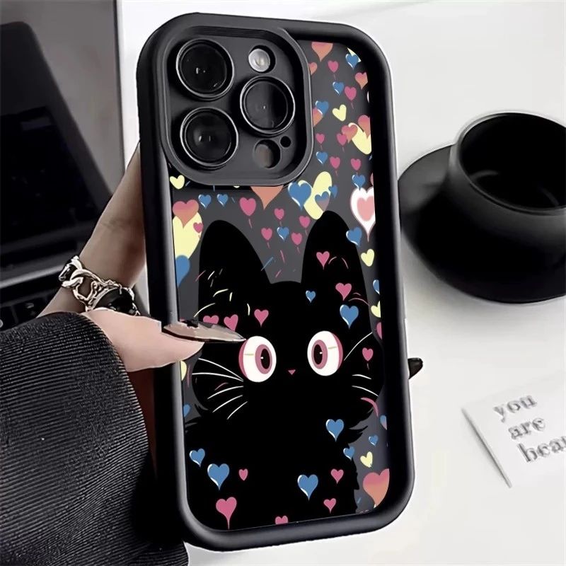 Чехол на Айфон 15 / iPhone 15 черный с большими глазами на фоне разноцветных сердечек.