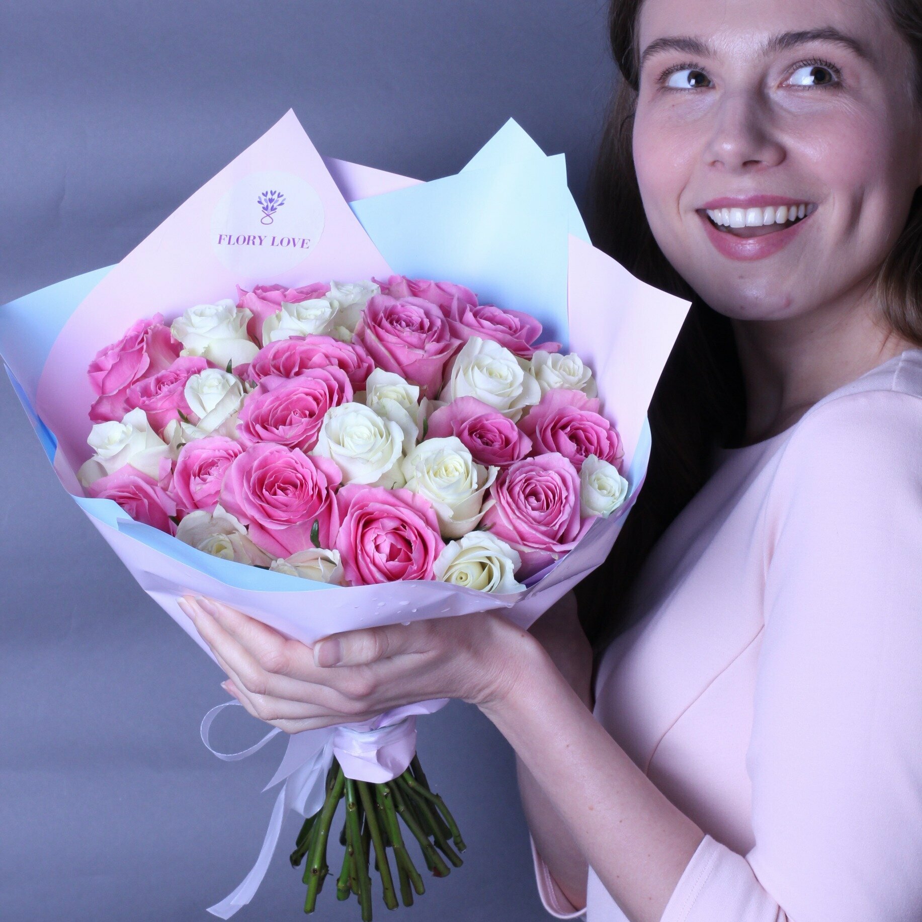 Монобукет FLORY LOVE "Радость", 23 цветка, высота 40 см, розы белые и розовые