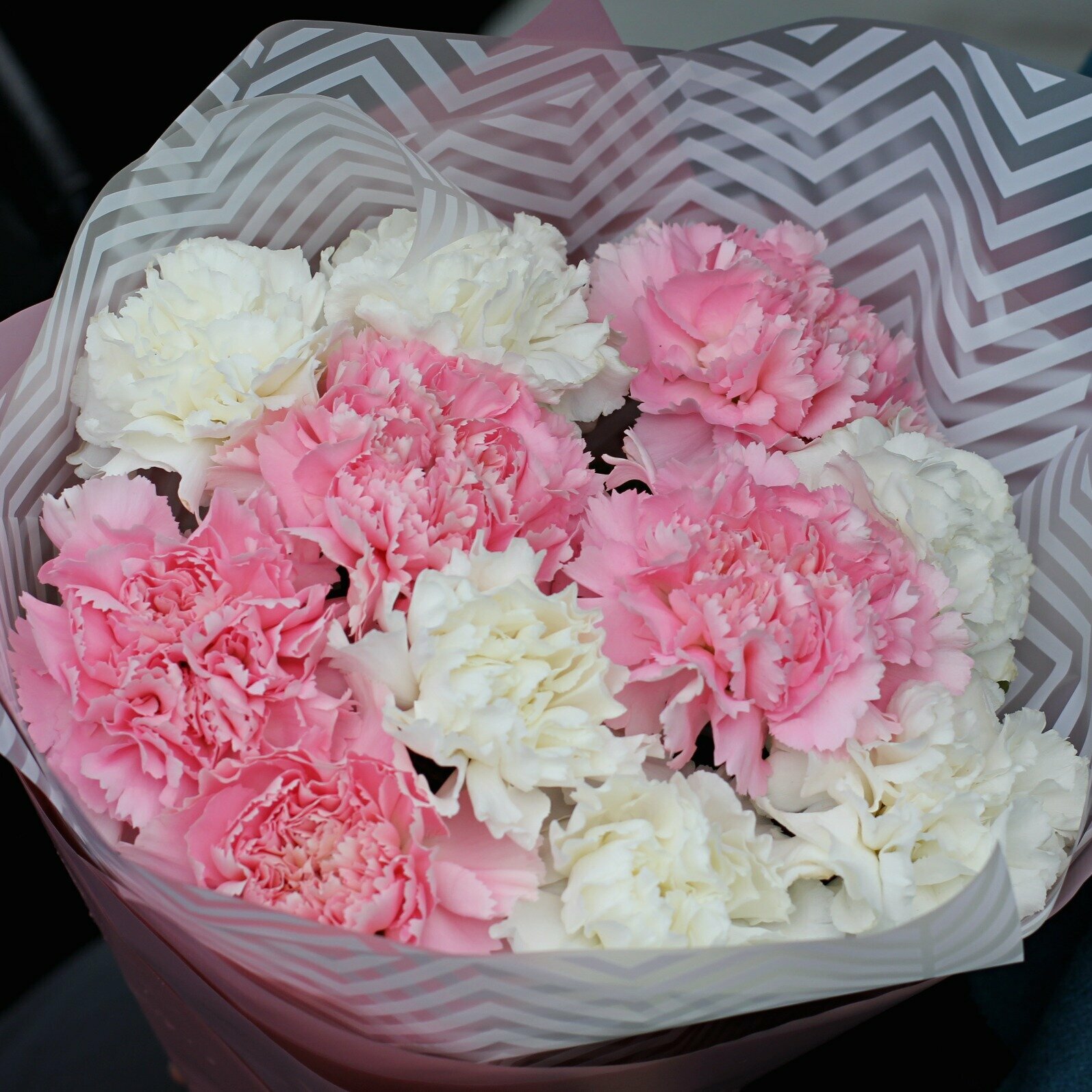 Монобукет FLORY LOVE из 9 нежных белых и розовых гвоздик (диантусов)