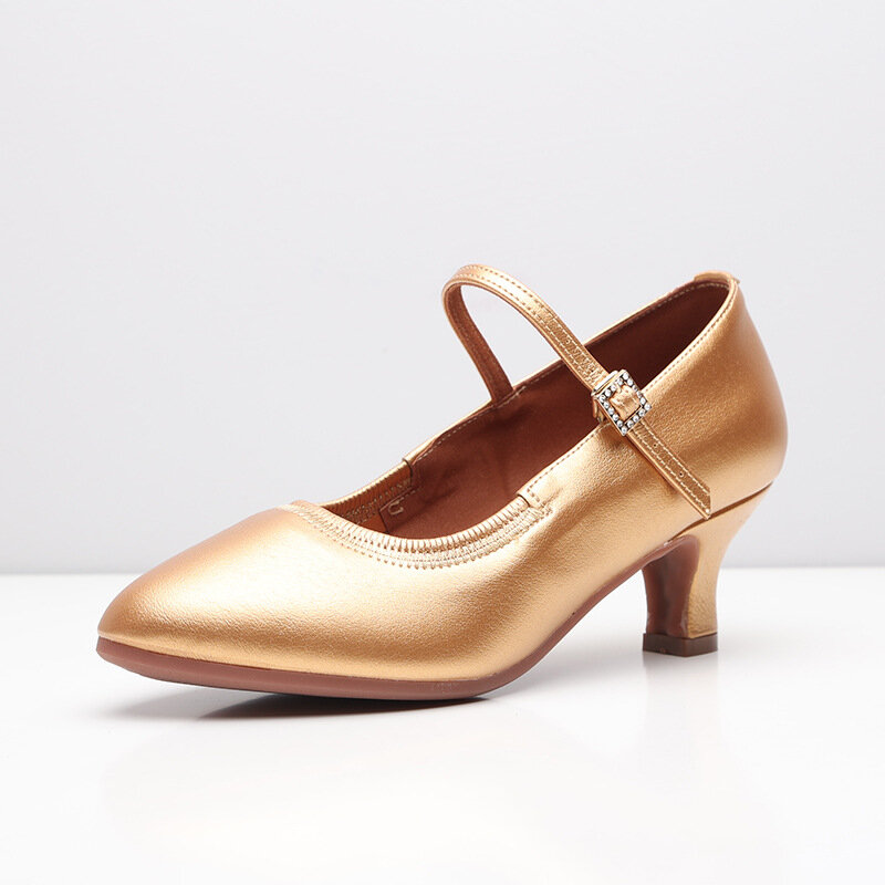 Спортивные туфли