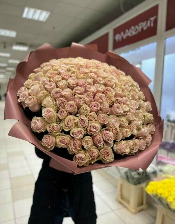Букет Well Flowers "Эквадор Пинк Мондиаль", 101 цветок, круглый, 60 см, букет свежих цветов