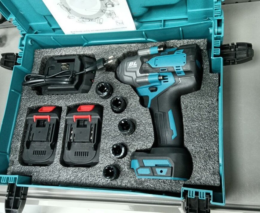 Гайковерт бесщеточный аккумуляторный, 2 аккумулятора в комплекте, головки в комплекте 18 мм, 19 мм, 20 мм, 21 мм, 22 мм, зарядное устройство, пластиковый кейс