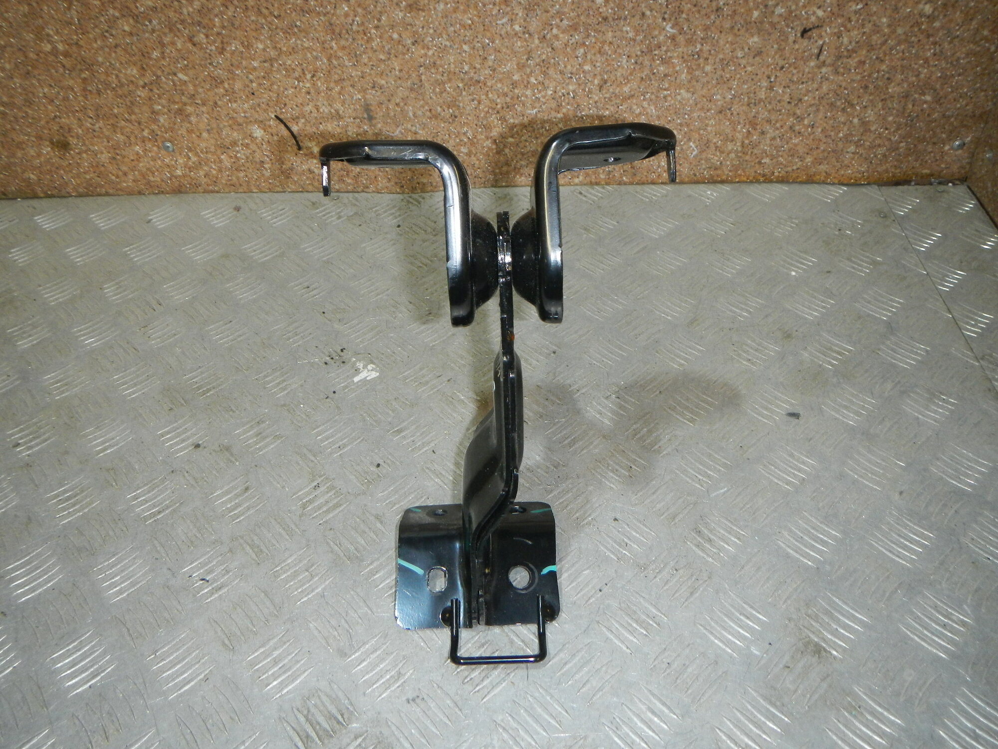 Б/У Кронштейн (сопут.товар), Geely (Джили)-ATLAS PRO (21-) GEELY ATLAS PRO (BELGEE X70) (21-) Кронштейн заднего сиденья. ...