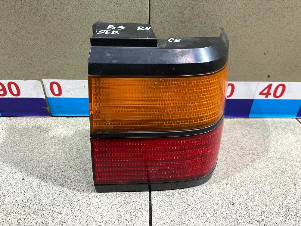 Фонарь задний правый VW Passat B3 357945112