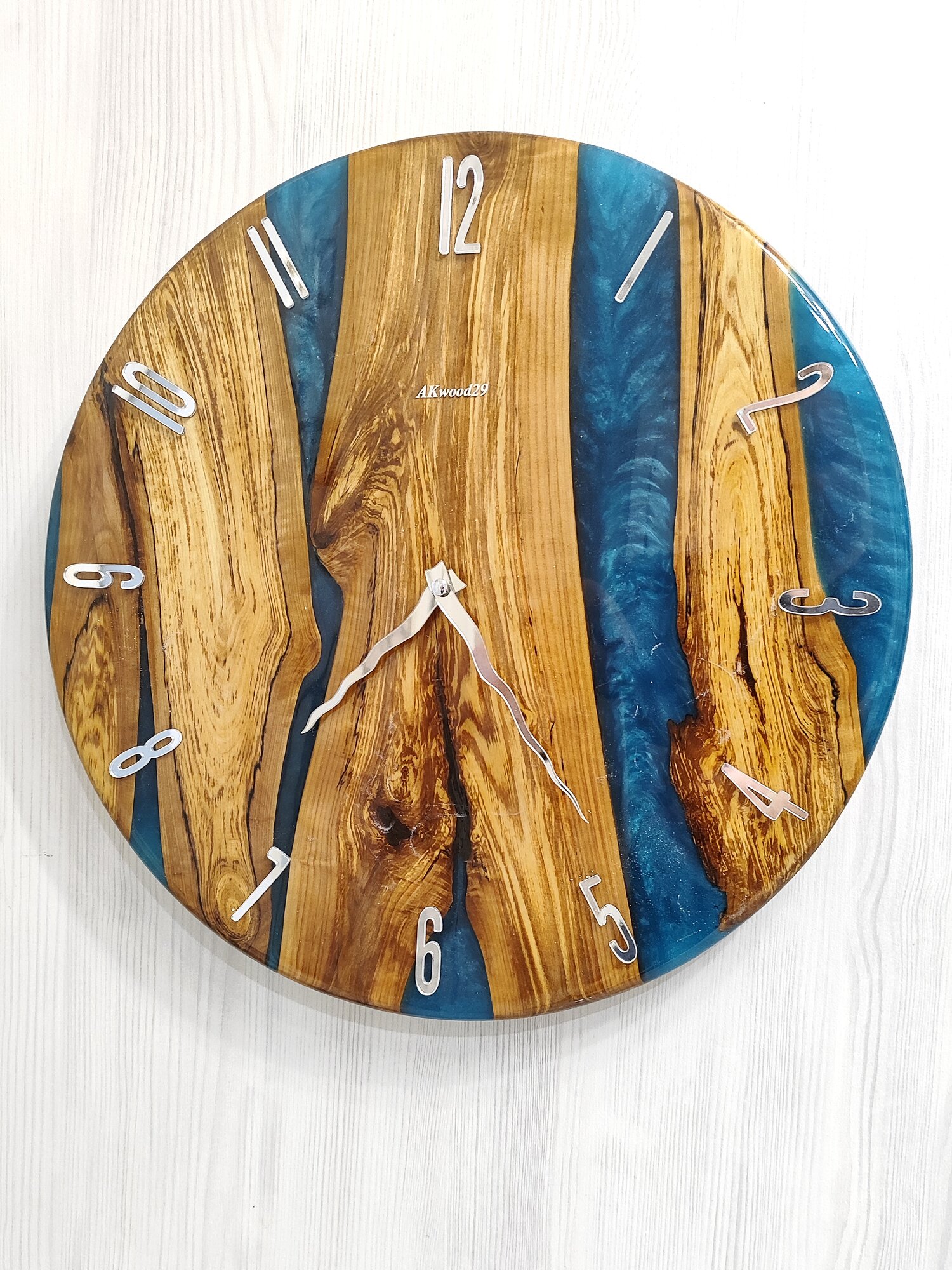 Настенные часы ручной работы из дерева и эпоксидной смолы"Синяя рябина 40", диаметр 39 см