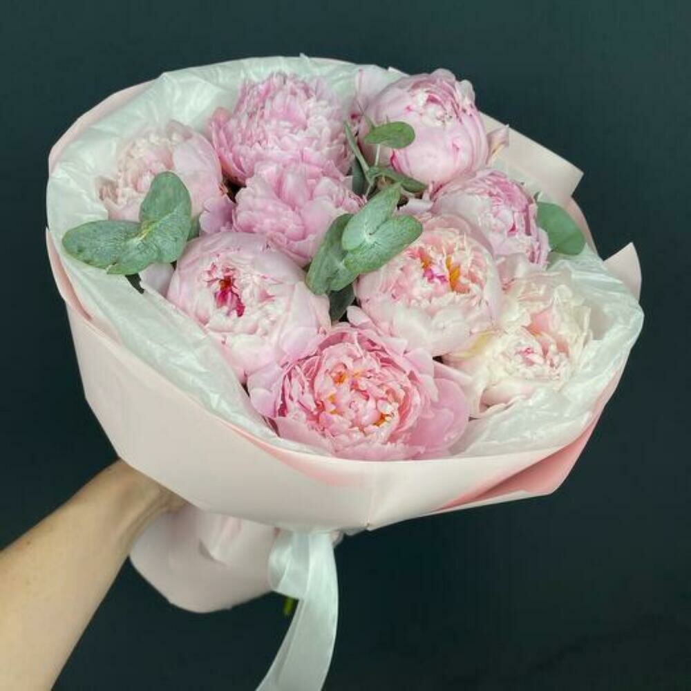Букет 9 ароматных пионов с эвкалиптом в дизайнерском оформлении