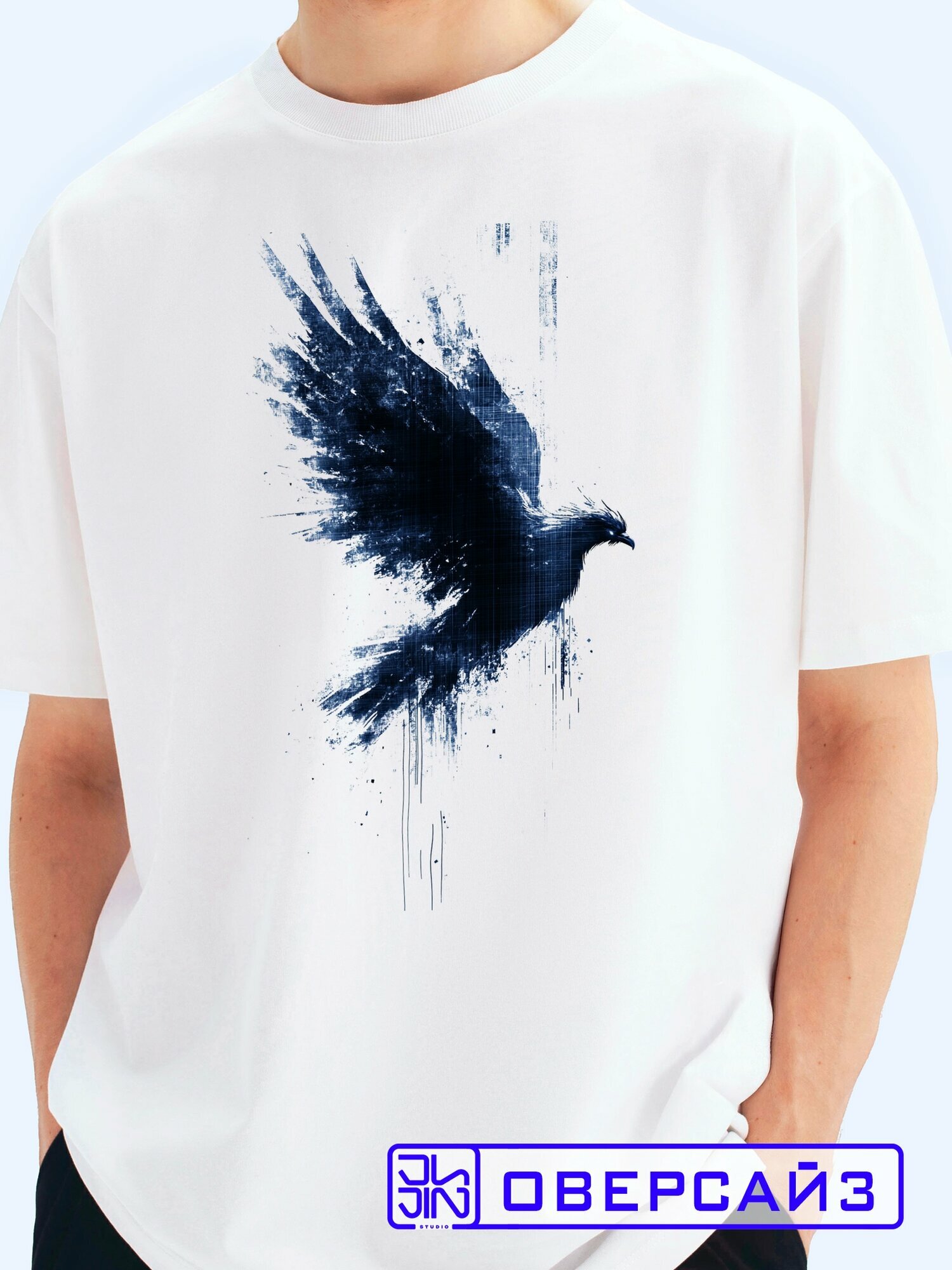 Футболка оверсайз мужская с принтом Абстрактный черно-синий орел в темно-синей граффити абстракции, белый хлопковый трикотаж с прикольным рисунком на груди