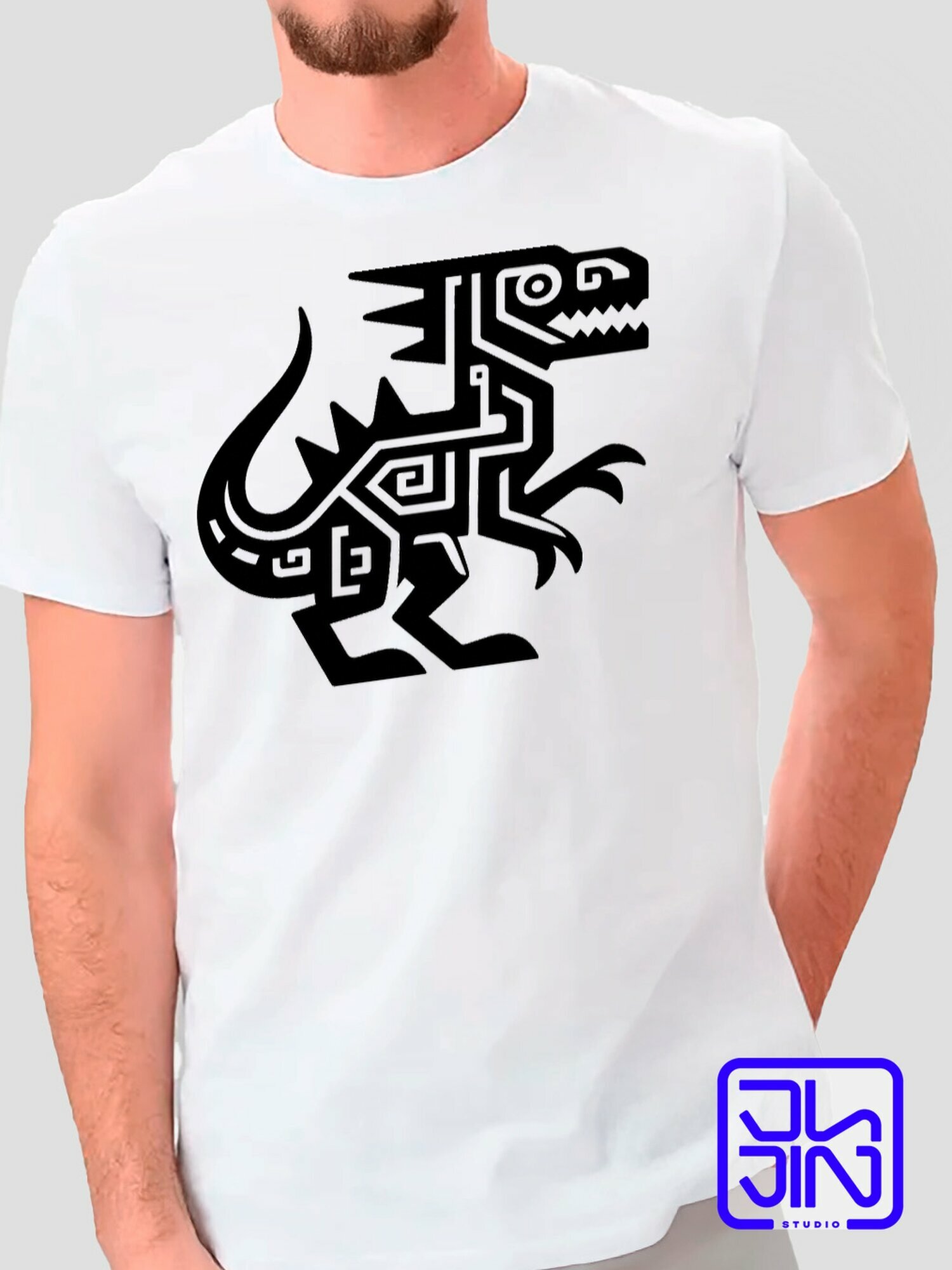 Футболка классическая мужская с авторским принтом Черно-белый геометрический динозавр в трайбл этническом стиле граффити, белый хлопковый трикотаж с прикольным рисунком на груди