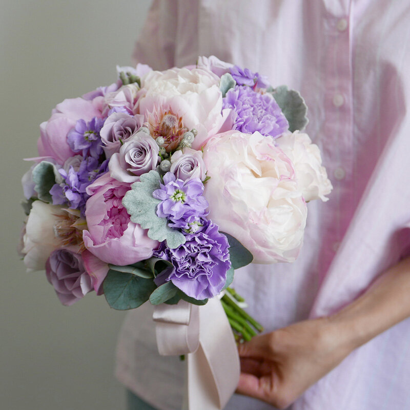 Сиреневый букет невесты от студии цветов klumba.moscow, бутоньерка