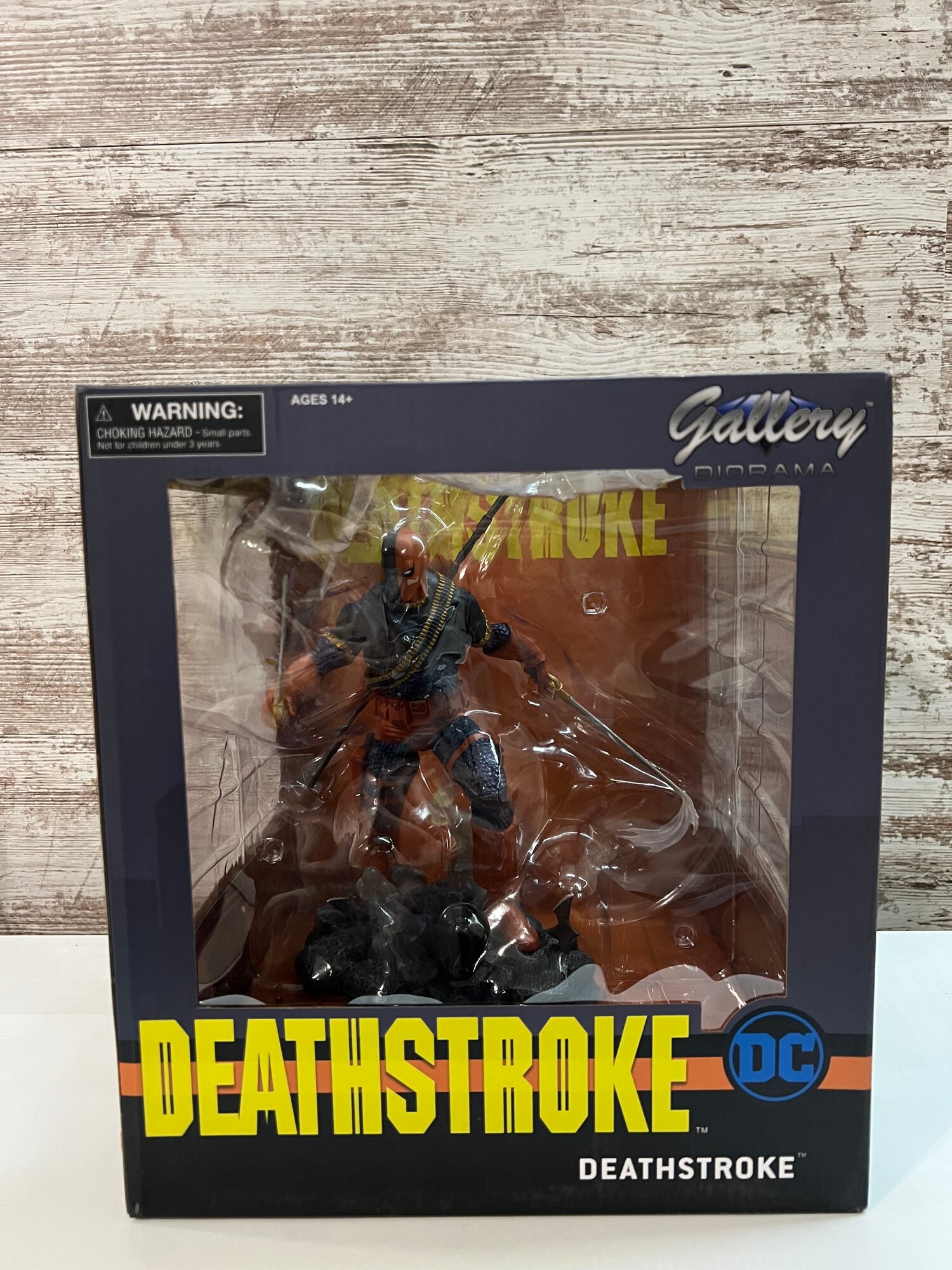 Фигурка DC Детстроук Deathstroke 25 см Diamond Select Diorama