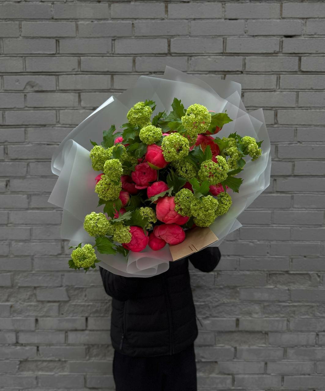 Букет коралловых пионов "Demin-roses", с вибурнумом, 50см, свежий