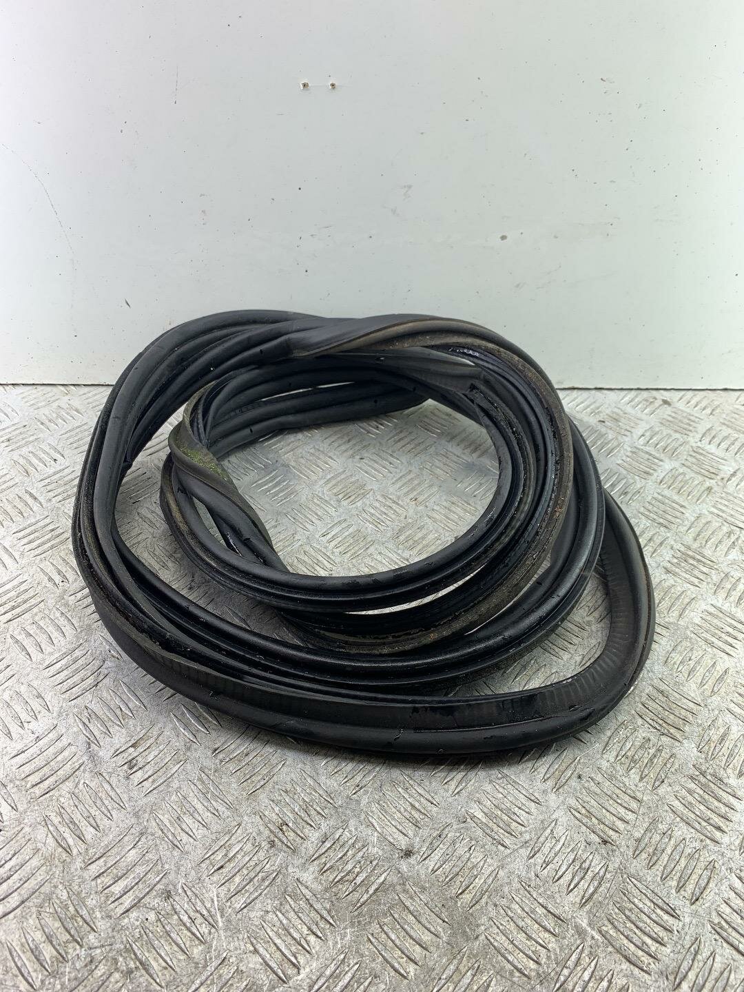 Уплотнитель багажника Land Rover Discovery 3 L319 2007