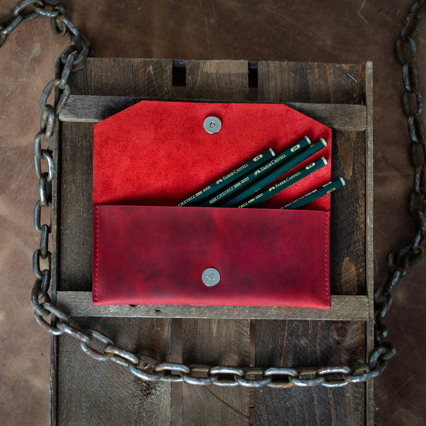 Кожаный пенал для карандашей на магнитной кнопке. Красный. Для художника.