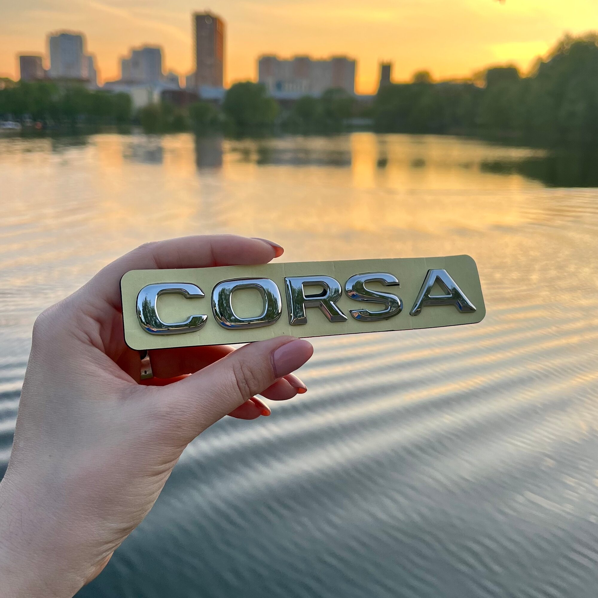 Надпись Corsa, для багажника, двусторонняя наклейка, серебристый, глянцевый — фото 1