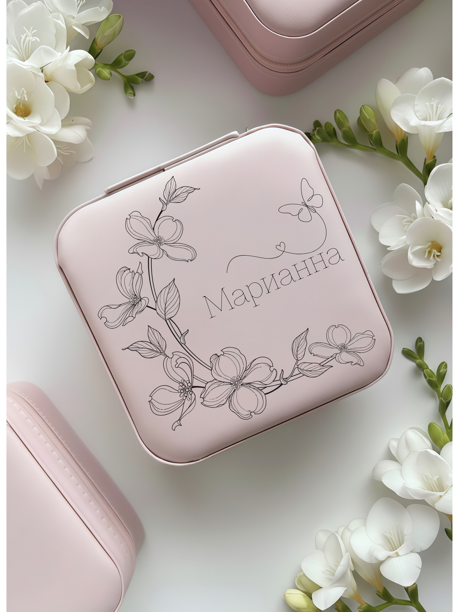 Именная шкатулка для украшений "Цветы и бабочка" с именем Марианна