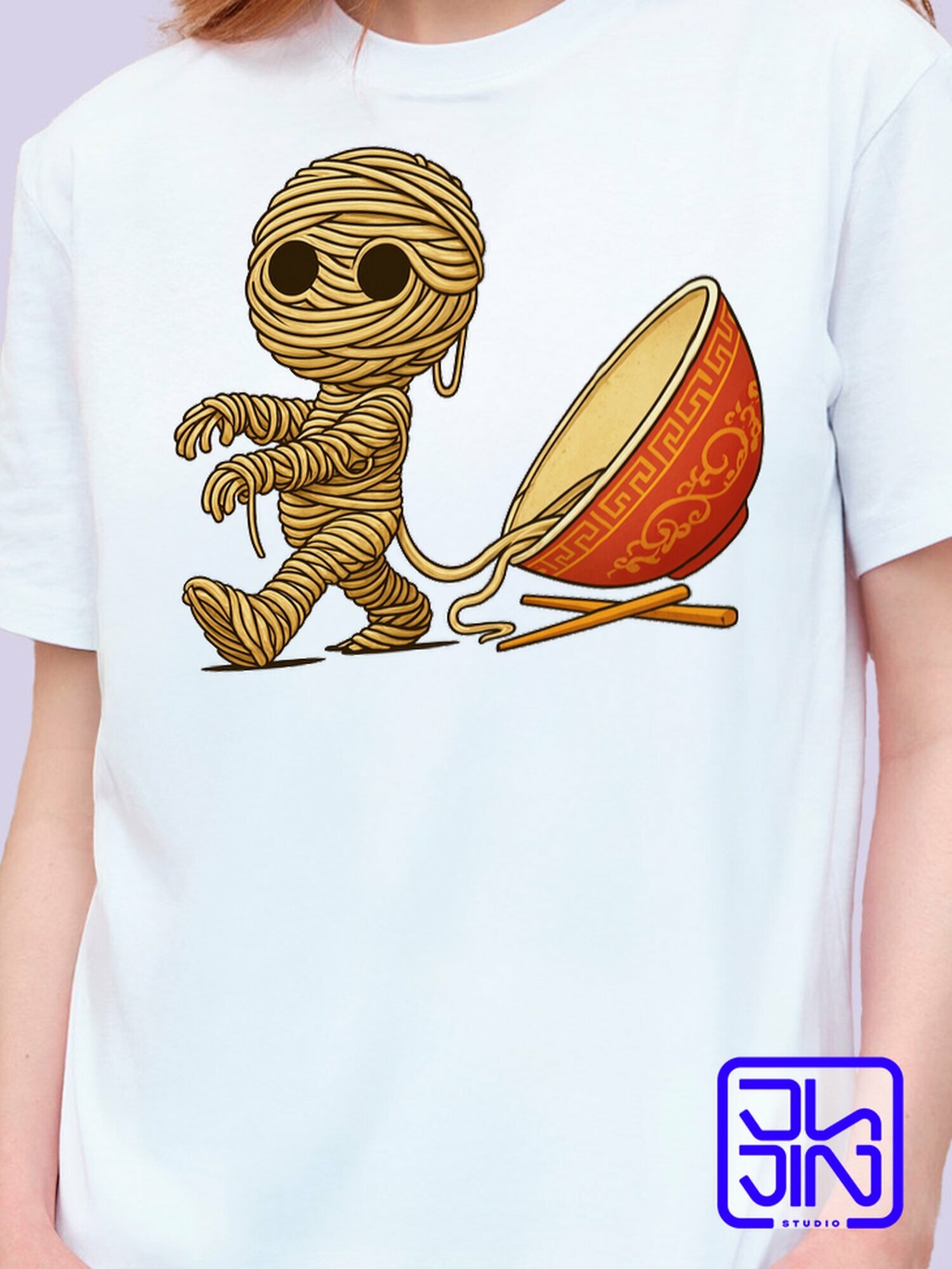 Футболка классическая женская с авторским принтом Веселая креативная мумия из песочной лапши рядом с бежевой миской, белый хлопковый трикотаж с прикольным рисунком на груди