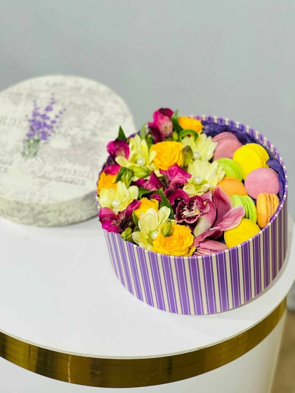 Цветы с пирожными / Букет в коробке / Подарок девушке