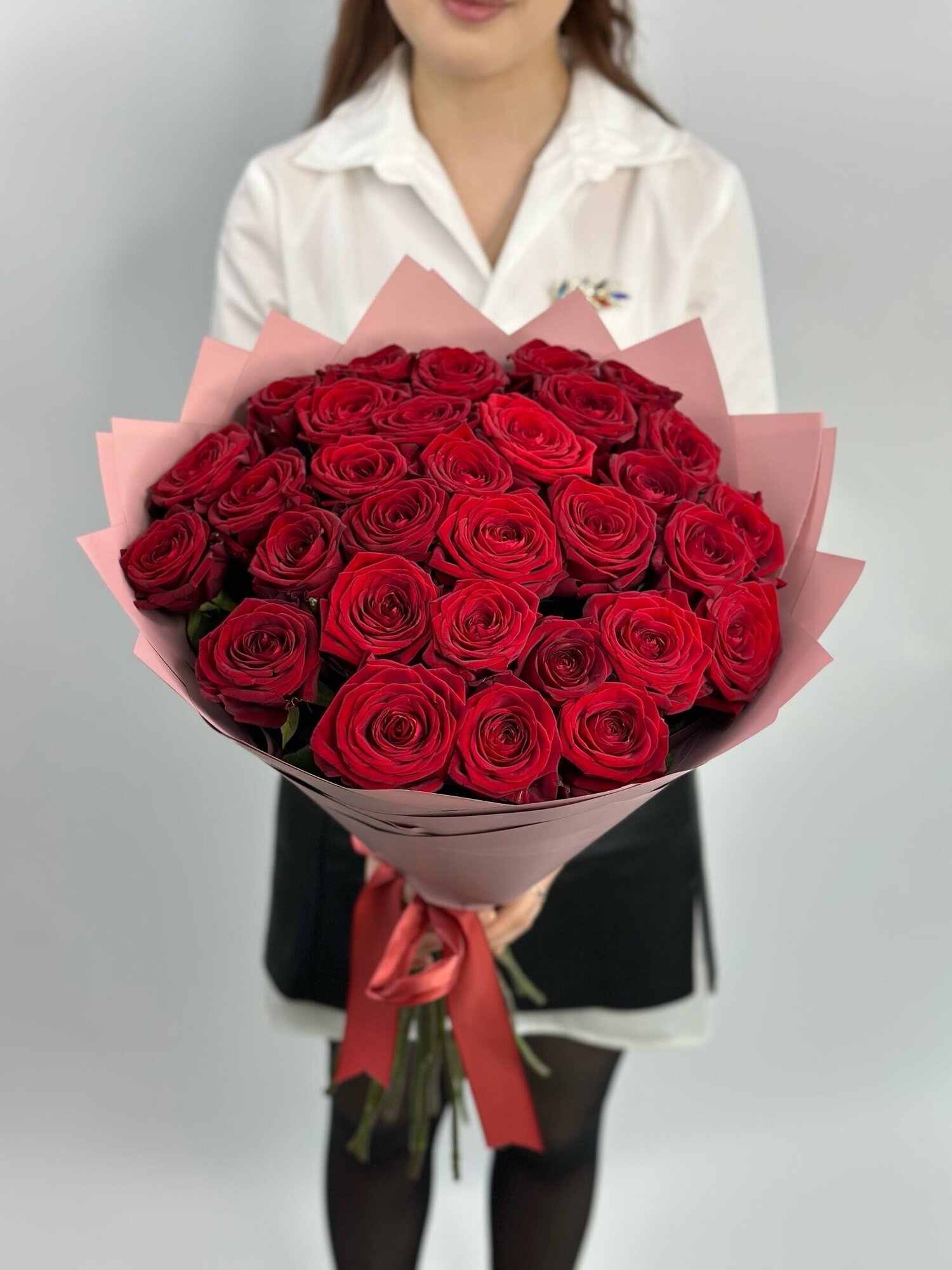 Моно-букет цветов из 31 красной розы с экспресс-доставкой до двери