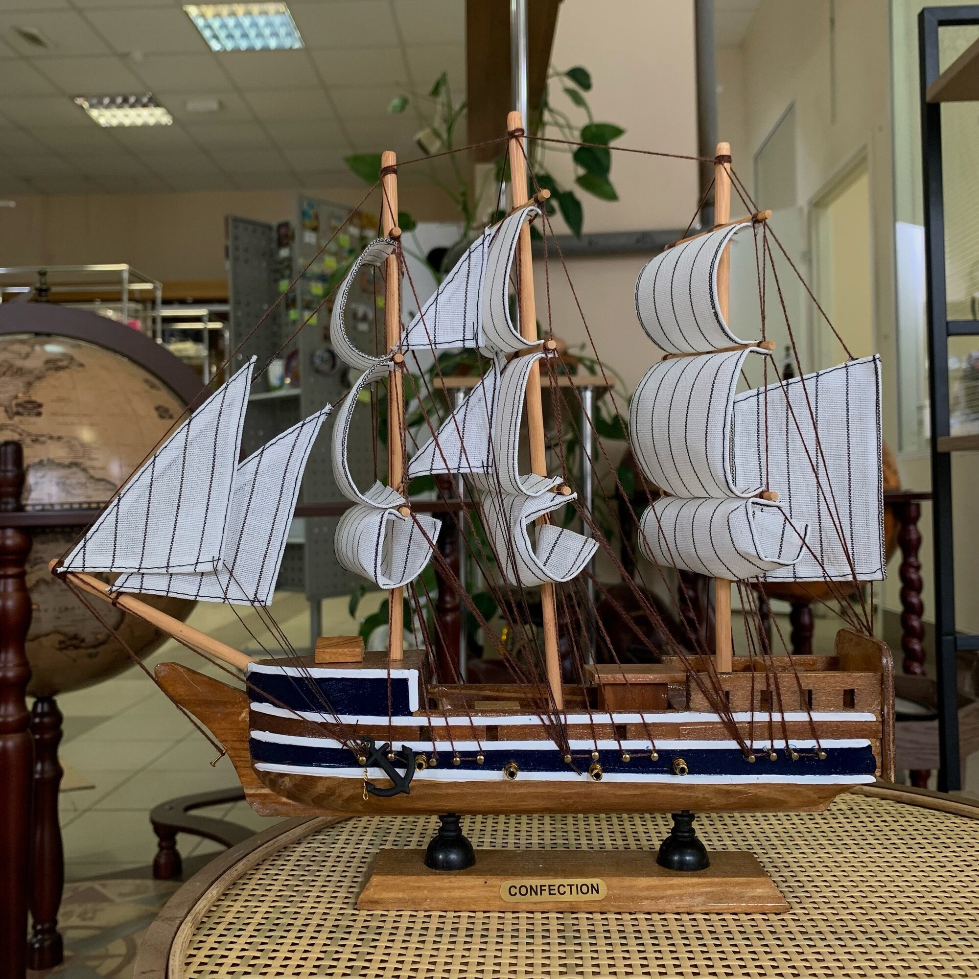 Модель корабля из дерева настольный