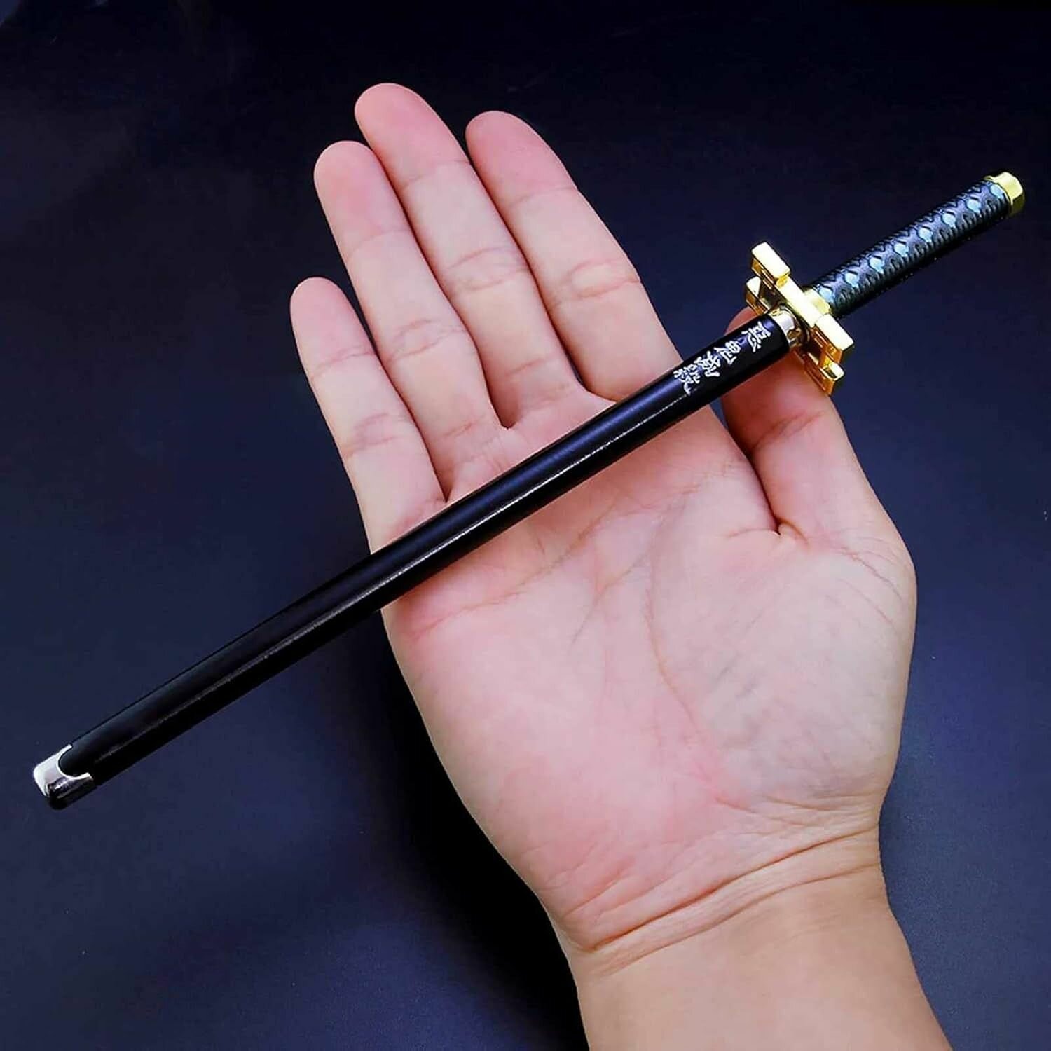 Ручка Demon Slayer с мини-моделью металлического оружия Шариковая ручка-фигурка для коллекционеров и подписи