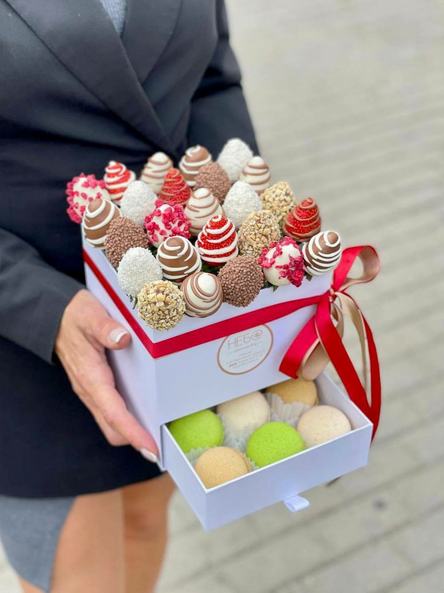 Шкатулка с клубникой в белом и молочном шоколаде, кокос, орех, темный воздушный рис, 9 макаронс, Elegant 1, M размер