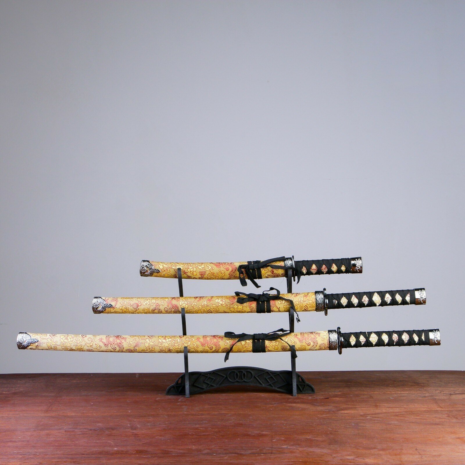 Макет оружия «Сувенирные катаны на подставке 3в1. Драконы на бежевом», подарочный набор, ножны ткань, 47 см; 70 см; 89 см