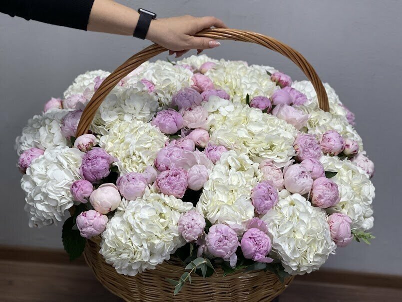 Букет Гортензия белая, пионы розовые, эвкалипт в корзине, красивый букет цветов, пионов, шикарный, цветы премиум.
