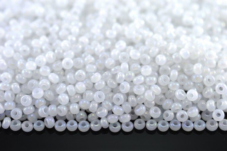 Бисер чешский PRECIOSA круглый 8/0 57205 белый непрозрачный радужный, 50г