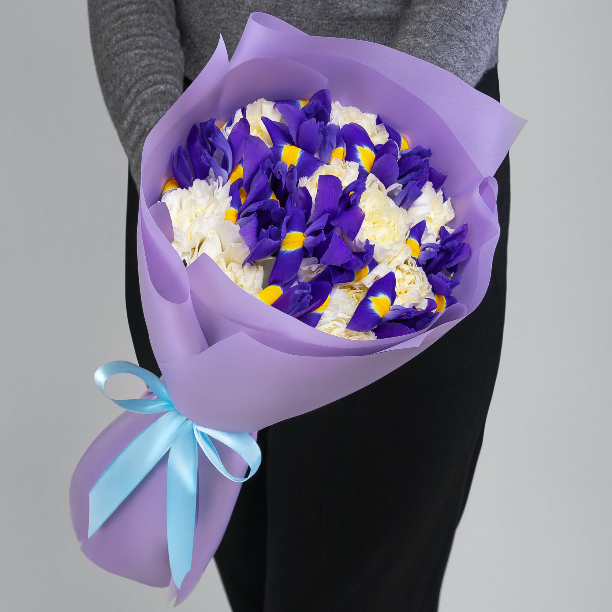 Дуо-букет Мегацвет24 "Белые Гвоздики и Ирисы", мини, дизайнерская упаковка