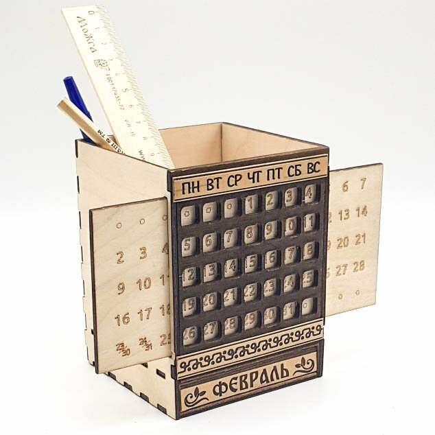 Карандашница деревянная с календарем
