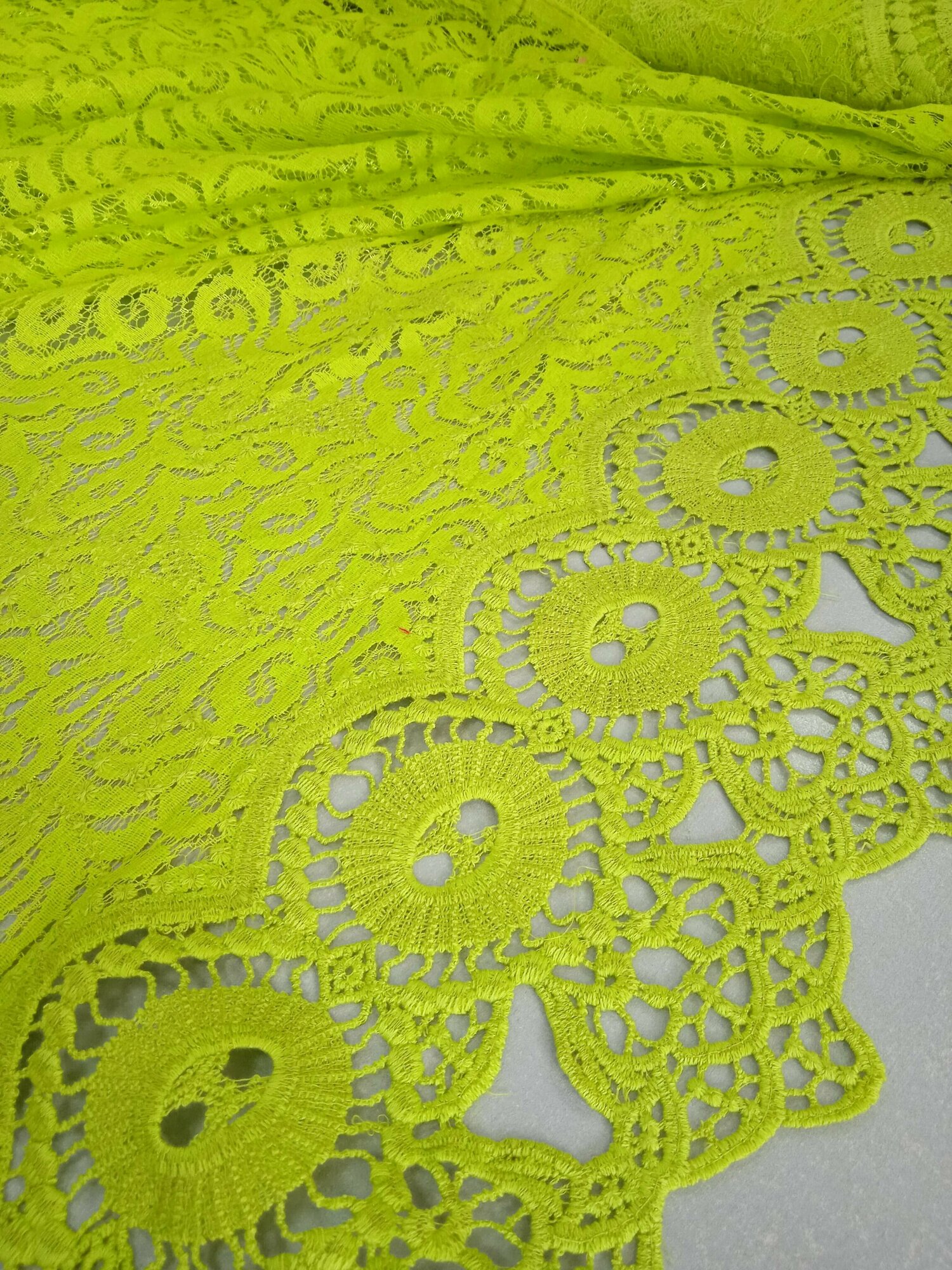 Ткань для шитья и рукоделия Гипюр с бордюром по объёму , цв. салатовый , Италия, отрез 120*130 см