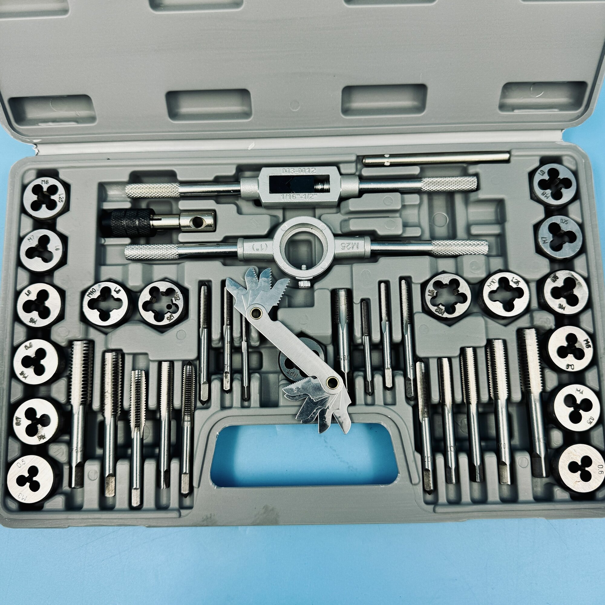 Набор для нарезки резьбы 40 шт метчики, плашки, воротки, кейс